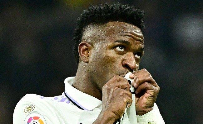 Vini Jr. marca em seu jogo 200, leva entrada forte e Real vence ...