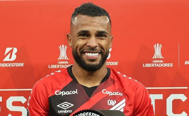 Alex Santana, do Athletico, festeja vitória sobre Palmeiras na ...