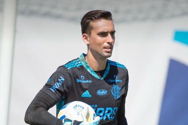 Goleiro César volta a treinar no Flamengo após cirurgia no joelho ...