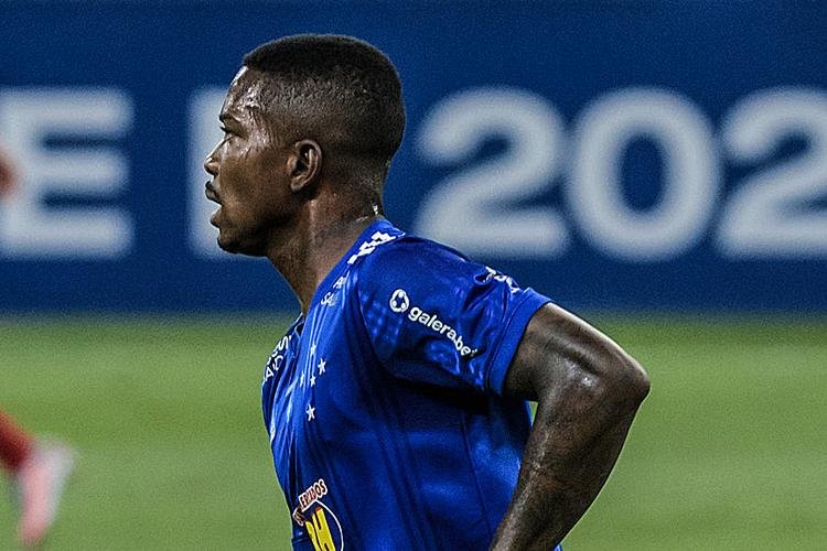 Aos 21 anos, Cacá completa 50 jogos pelo Cruzeiro e comemora mais uma ...