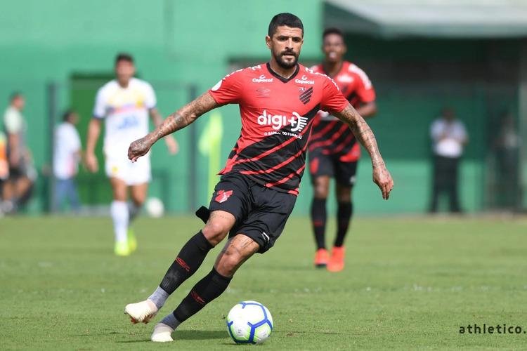 Lucho González renova e jogará últimos meses de carreira no Athletico ...