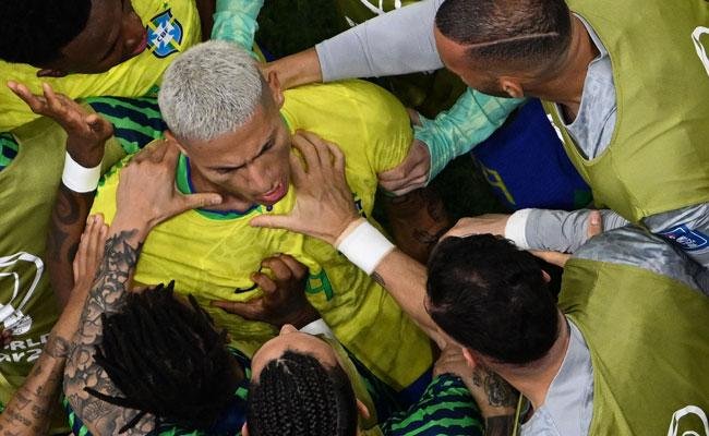 Richarlison vive noite de lenda e quebra 'maldição' dos 9 do Brasil ...