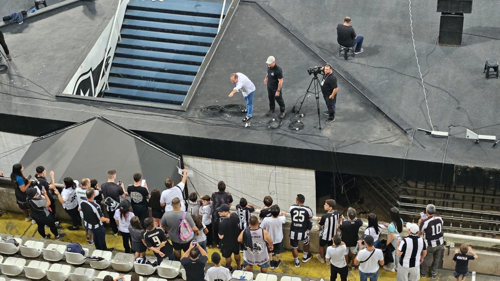 Botafogo: John Textor é tietado por torcedores no Nilton Santos ...