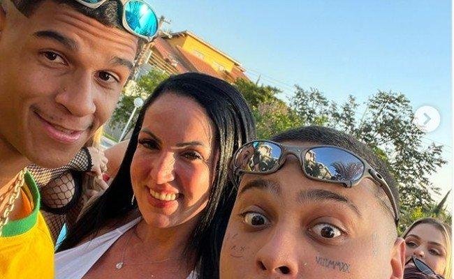 Luva de Pedreiro participa de gravação de clipe com MC e atriz pornô ...