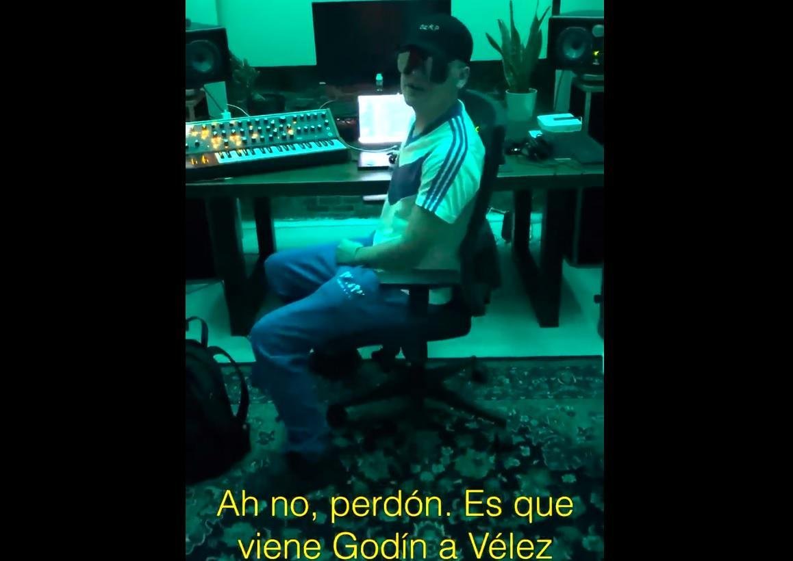 Atlético: ao som de música eletrônica, Godín é anunciado pelo Vélez ...