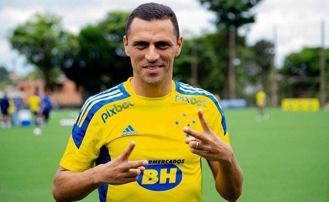 Rômulo volta a treinar no Cruzeiro após se recuperar da COVID-19 ...