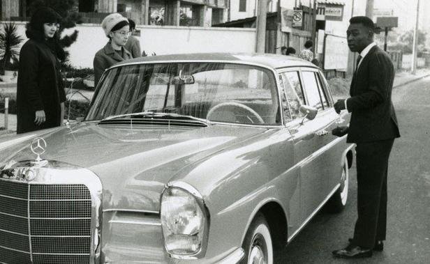 Mercedes rara de 74 que Pelé ganhou pelo gol mil ficará exposta no ...