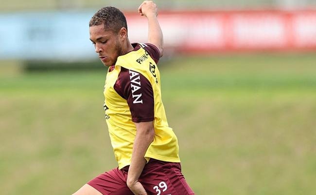 Com dores na perna, Vitor Roque é vetado de jogo do Athletico na Série ...