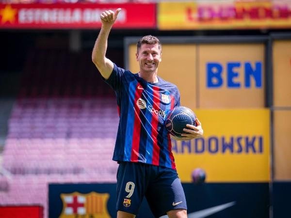 Lewandowski é apresentado no Camp Nou e assume número 9 do Barcelona ...