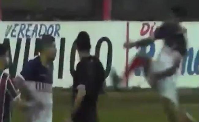 Árbitro é agredido com voadora durante jogo no interior de Minas; veja ...
