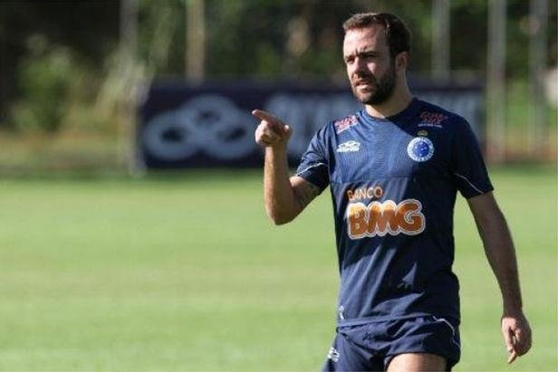 Ex-jogador do Cruzeiro, comentarista Roger Flores se diz preocupado com ...
