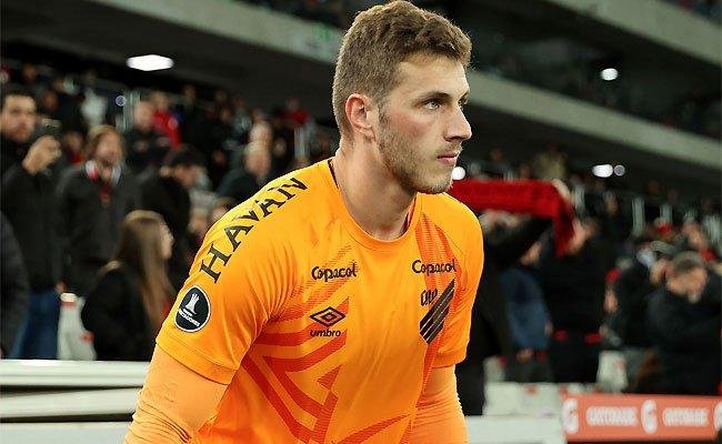 Athletico anuncia renovação de contrato do goleiro Bento até 2026 ...