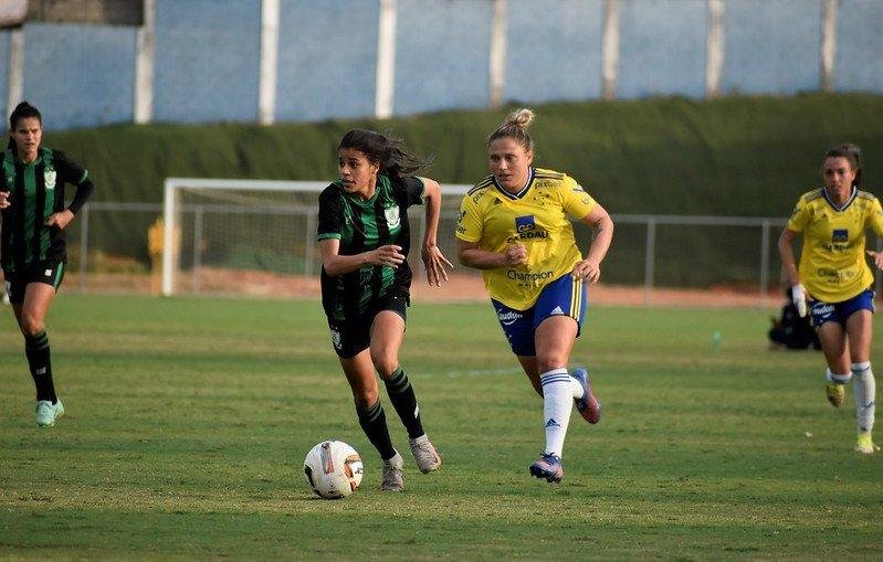 Com gol olímpico, Cruzeiro empata com o América pelo Mineiro Feminino ...