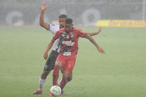 Talison entra na 'fogueira' e tem atuação segura em estreia pelo ...