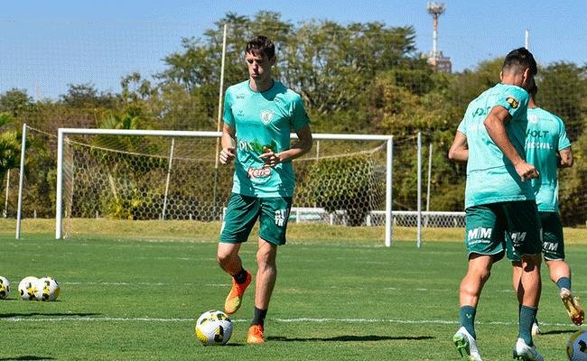 América: recuperado de lesão, zagueiro Conti retorna aos treinamentos ...
