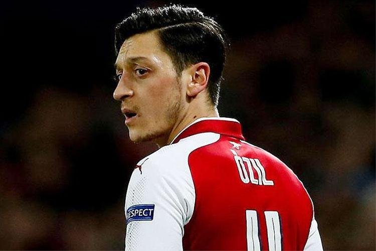 Özil se diz decepcionado após não ser inscrito pelo Arsenal no ...