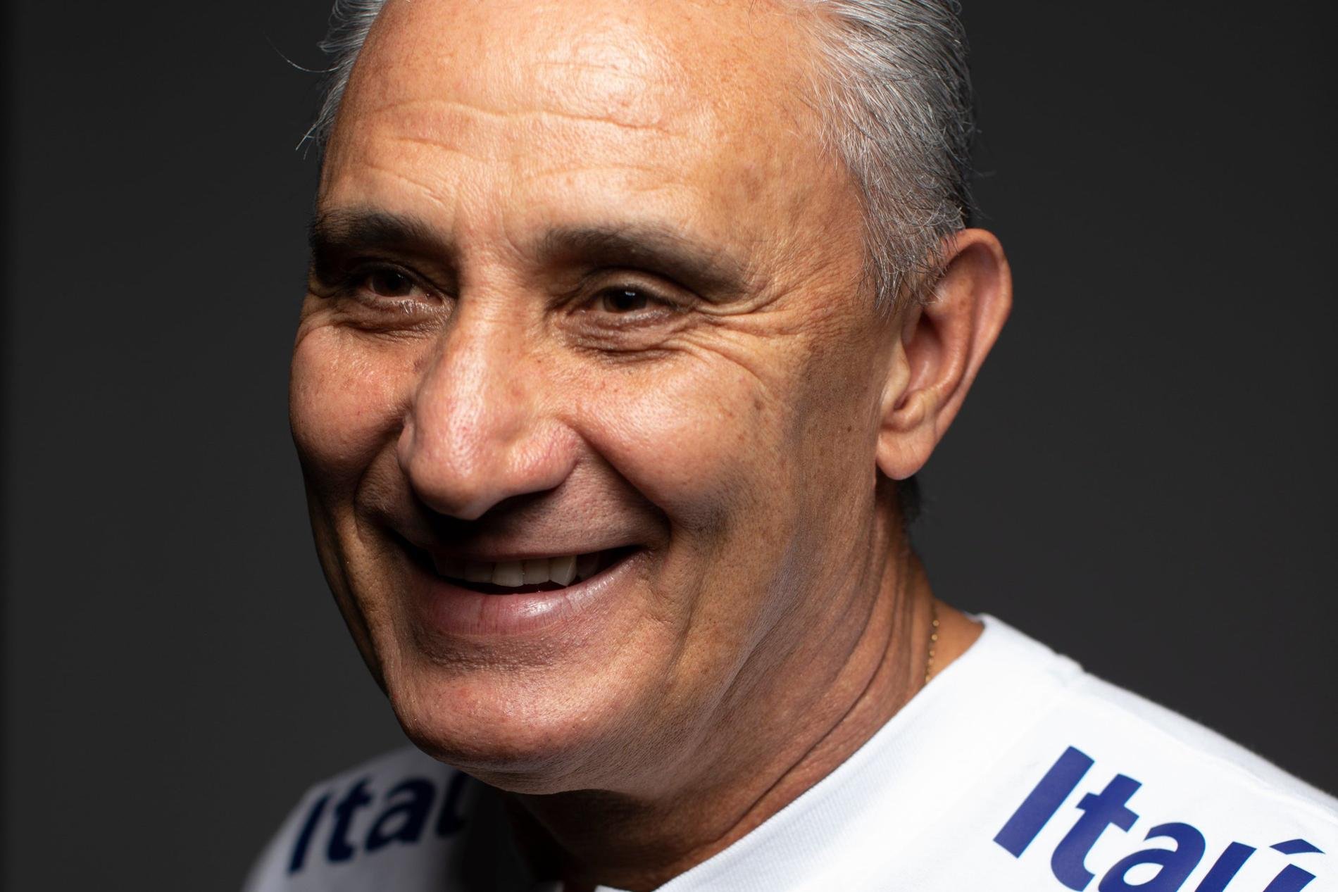 Tite usa TV em campo para complementar treino de posicionamento da ...