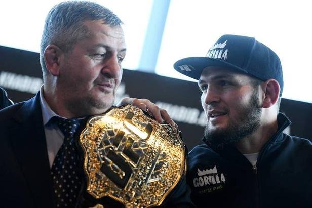 Pai e técnico de russo campeão do UFC apresenta melhora em hospital ...