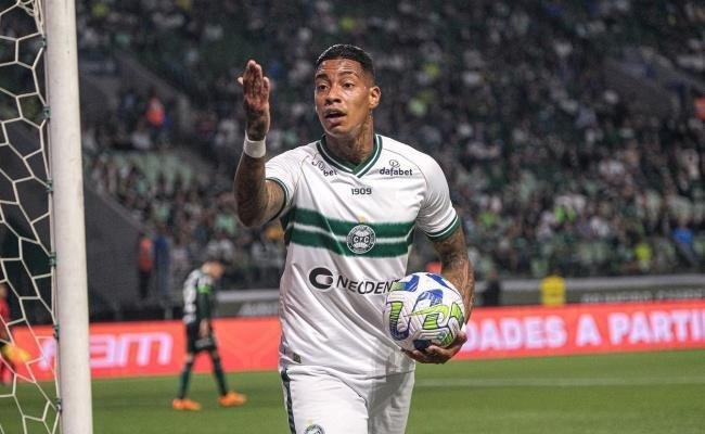 Alef Manga marca em retorno após ser reintegrado em lambança do ...