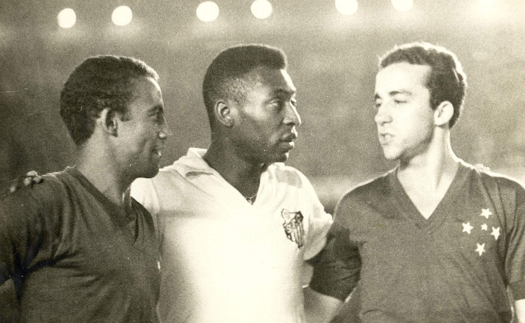 Taça Brasil: o dia em que o Rei Pelé se rendeu aos craques do Cruzeiro ...