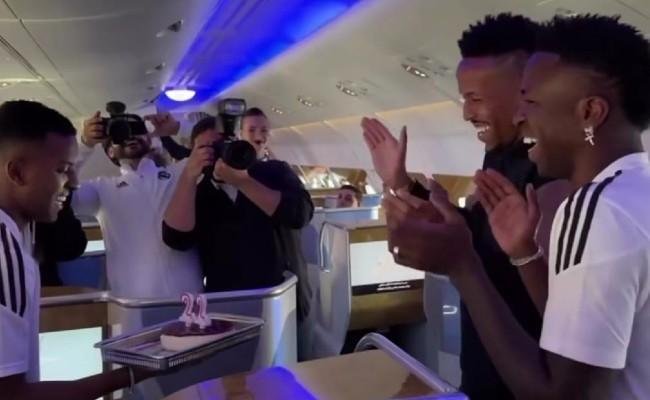 Vini Jr e Militão surpreendem Rodrygo com bolo de aniversário no avião ...